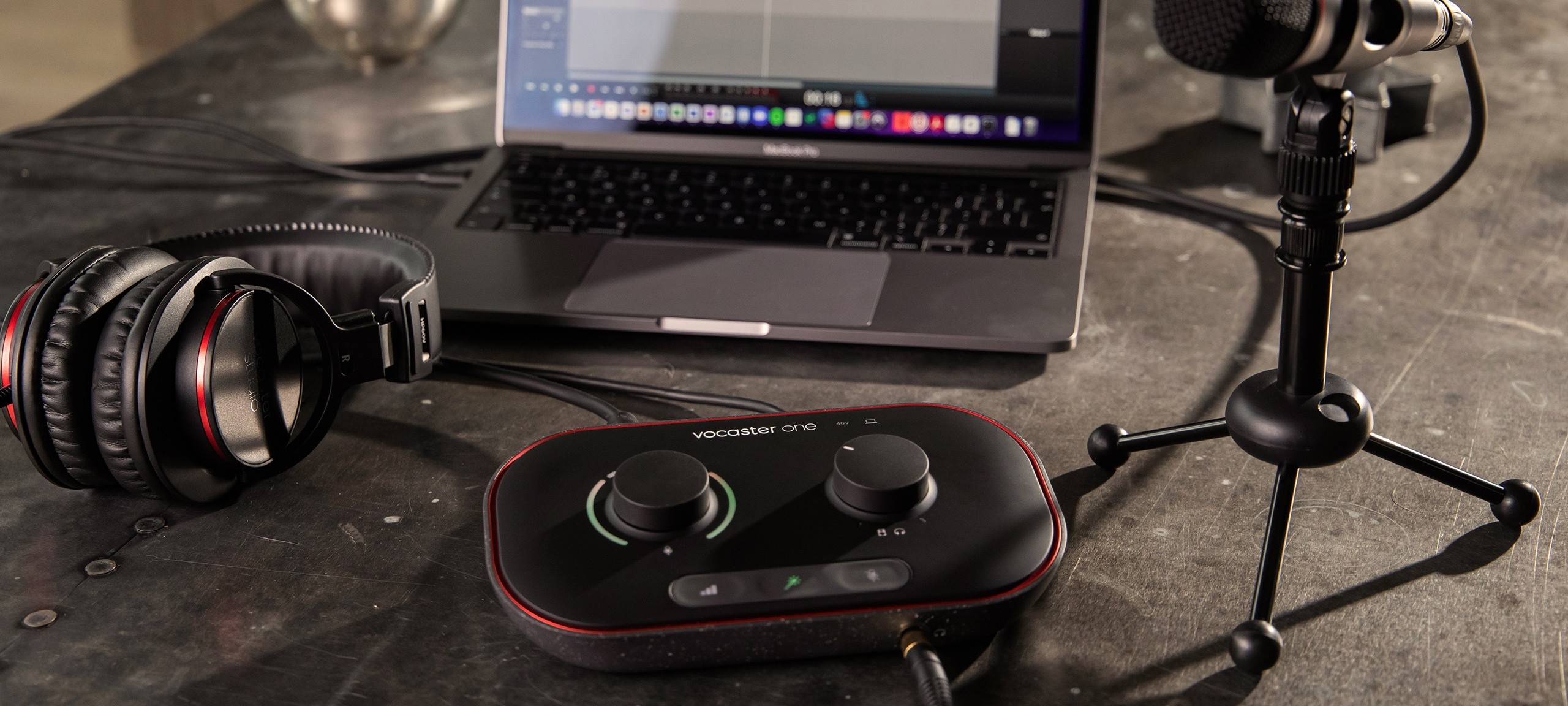 Focusrite Vocaster One Studio Podcasting Kit | doremusic